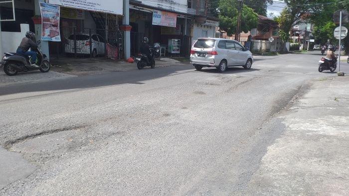 Jalan Garuda Wenang Manado Sulawesi Utara Berlubang, Hanya Ditambal ...