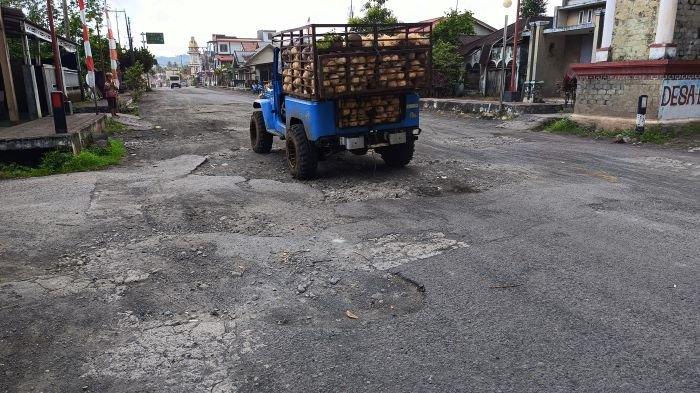 Jalan Ratahan-Amurang Banyak Berlubang, Warga Mitra Sulut Sebut Bertahun-tahun tak Diperbaiki ...