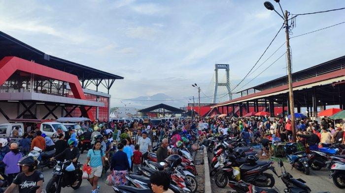 Jelang Natal Pasar Bersehati Manado Sulawesi Utara Ramai Pengunjung ...