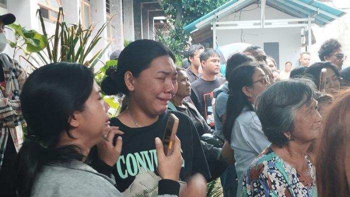 Potret Suasana saat Jenazah Almarhumah Serda Hasy Kaunang Tiba di Rumah ...