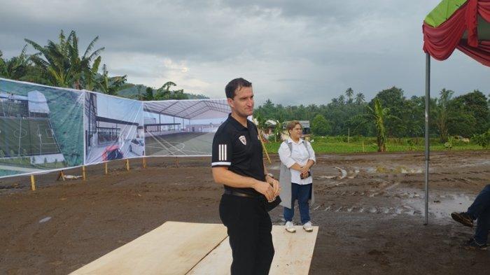 Inspire Academy Bangun Lapangan Sepak Bola di Sukur Minut, Jon Hamilton ...