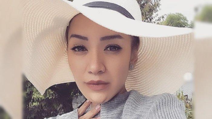 Masih Ingat Indri AFI? Kini Rilis Lagu Baru Berjudul 'Stay A While ...