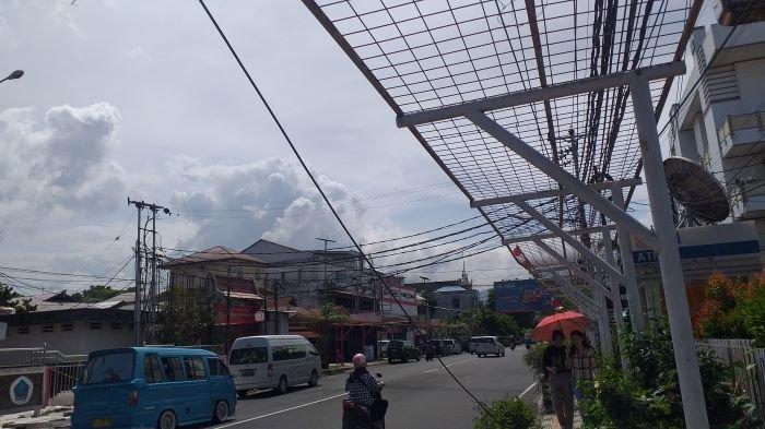 Kabel Menjuntai di Jalan Sam Ratulangi Manado Bisa Bahayakan Pejalan ...