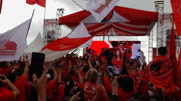 BREAKING NEWS: Ribuan Warga Padati Kampanye PDIP di Lapangan Paving ...