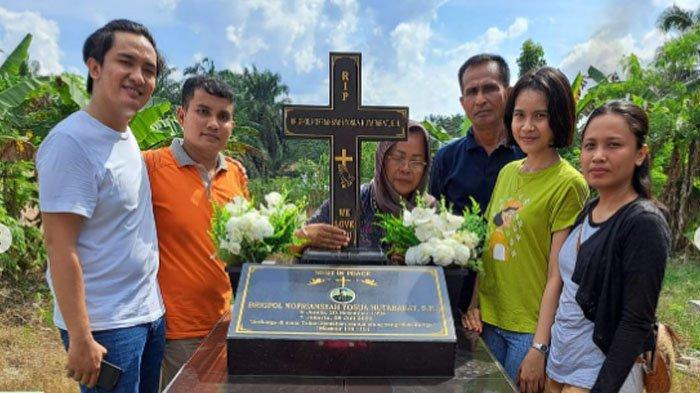 Momen Keluarga Mengenang Satu Tahun Kematian Brigadir J, Reza Ungkap ... Momen Keluarga Mengenang Satu Tahun Kematian Brigadir J, Reza Ungkap ...
