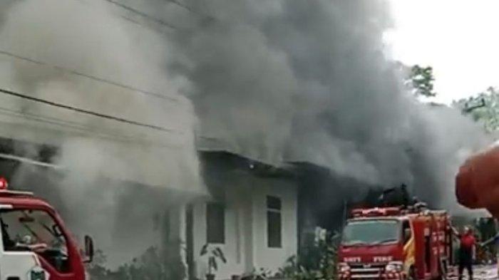 Polisi Selidiki Penyebab Rumah Makan Heng Mien Tinoor Tomohon Terbakar - Tribunmanado.co.id