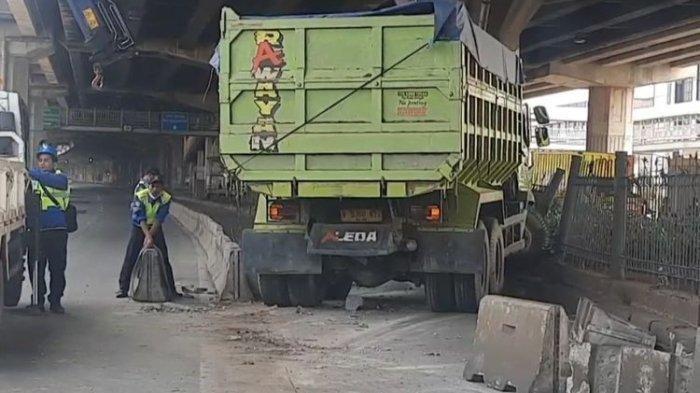 Kecelakaan Lalu Lintas, Sopir Kena Serangan Jantung, Truk Tabrak Separator Transjakarta dan ...
