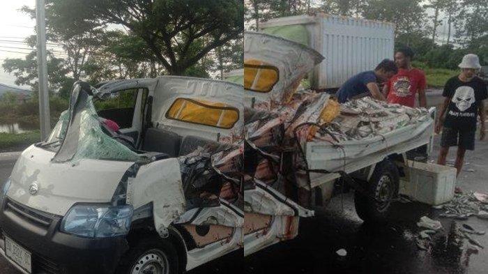 Kecelakaan Maut, Mobil Pikap Rusak Parah Usai Tabrak Truk, Satu Orang Tewas - Tribunmanado.co.id