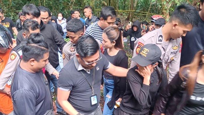 Keluarga Indo Sarapung Korban Pembunuhan di Tomohon, Menangis Saat Saksikan Adegan Rekonstruksi ...
