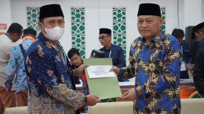 Kakanwil Kemenag Sulawesi Utara Sarbin Sehe Serahkan Calon Jemaah Haji