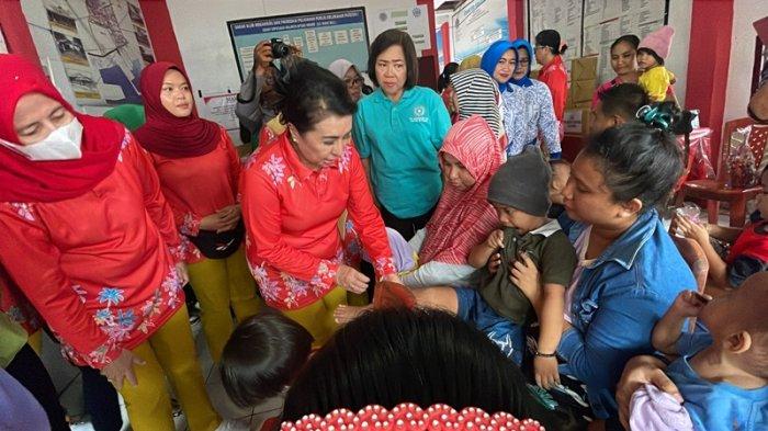 Persit KCK XIII/Merdeka Beri Bantuan untuk Anak Stunting di Bitung, Ketua TP PPK Ucap Terima ...
