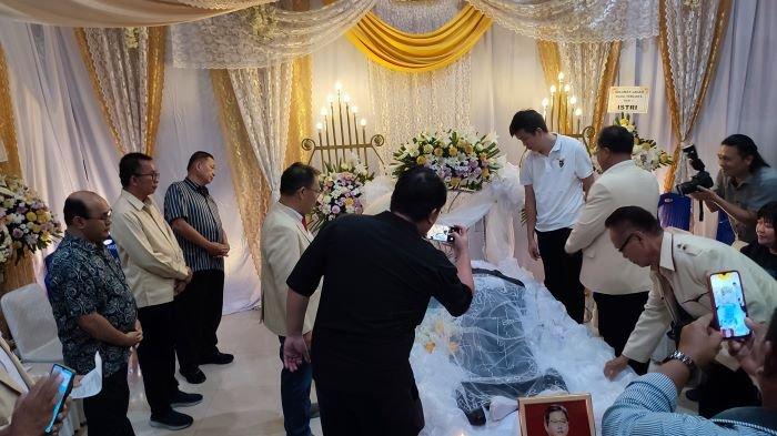 Keuskupan Manado Sematkan Pin Penghormatan ke Almarhum Tonny Rawung, Ini Maksudnya ...