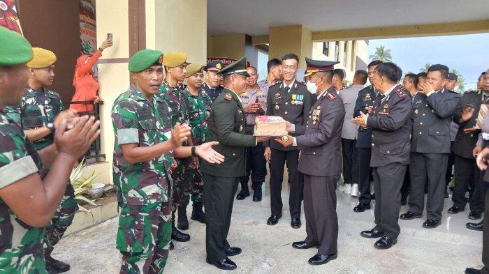 Berita Foto: Prajurit TNI Beri Ucapan Selamat HUT ke-77 Bhayangkara ...