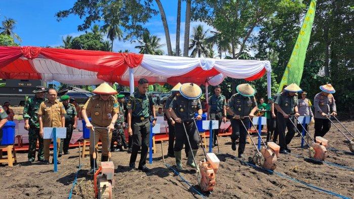 Joune Ganda dan Danpusterad Letjen TNI M Syafei Kasno Tanam Jagung di ...
