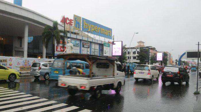 Potret Arus Lalu Lintas Melambat di Depan Mantos Manado Sulawesi Utara ...