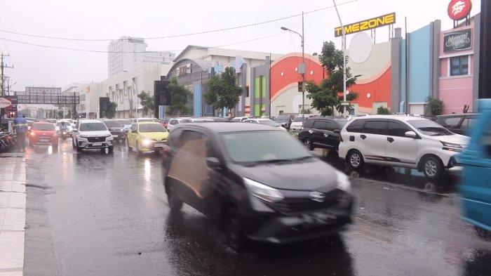 Potret Arus Lalu Lintas Melambat di Depan Mantos Manado Sulawesi Utara ...
