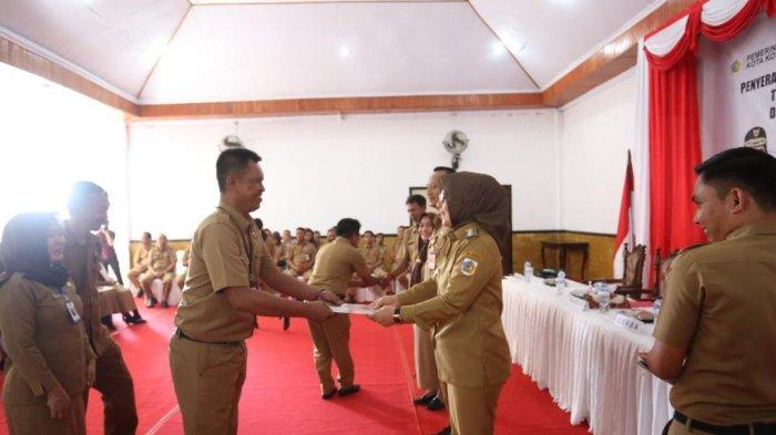 Wali Kota Kotamobagu Tatong Bara Serahkan SK PNS Formasi Tahun 2019 - Tribunmanado.co.id