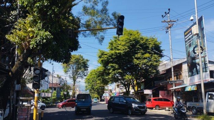 Lampu Lalu Lintas di Persimpangan Jalan Sam Ratulangi, Wanea Manado Tak ...