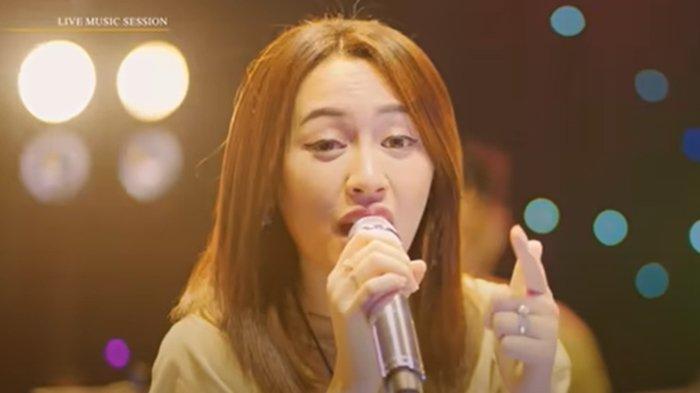 Lirik Lagu Ego - Happy Asmara, Lengkap dengan Terjemahan Bahasa Indonesia - Tribunmanado.co.id