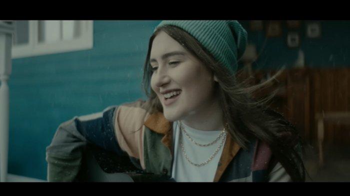 Lirik Lagu Snap - Rosa Linn - 'Snappin' One, Two Snappin' Three, Four ...