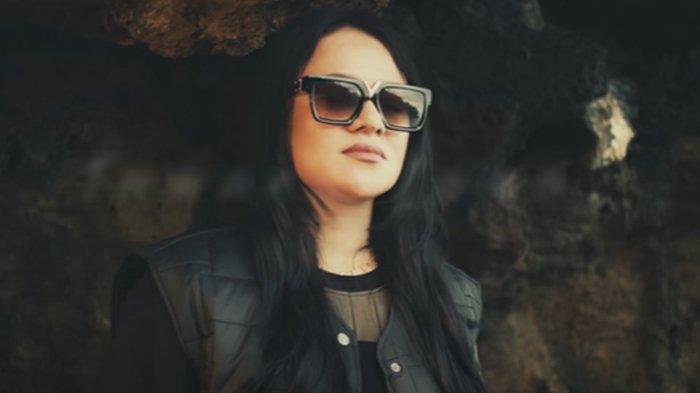 Lirik Lagu Tamang Lama - Mitha Talahatu 'Tamang Lama, Cinta yang Pernah ...