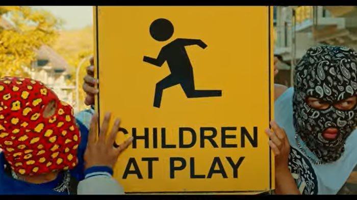 Lirik Lagu Senyum Bahaya, Hendri Endico dan Ryan Junior - Tribunmanado ...