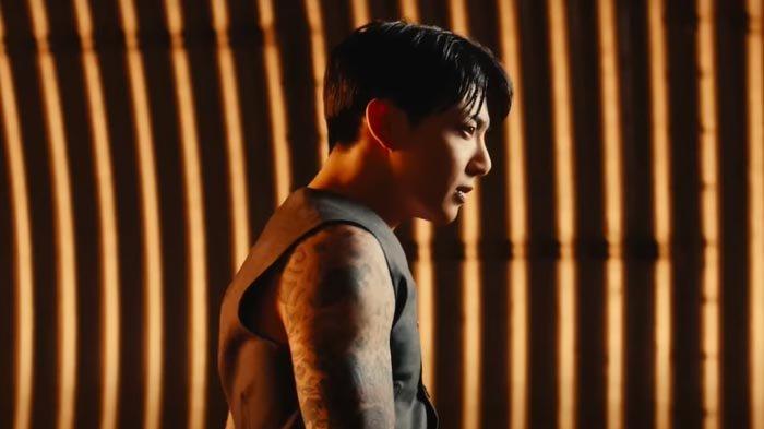 Lirik Lagu Standing Next to You - Jungkook, Lengkap Terjemahannya, Lagi ...