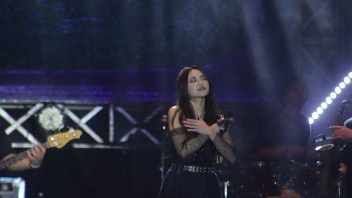 Potret Artis Mahalini Tampil Dalam Konser Musik di Pohon Kasih Megamas ...
