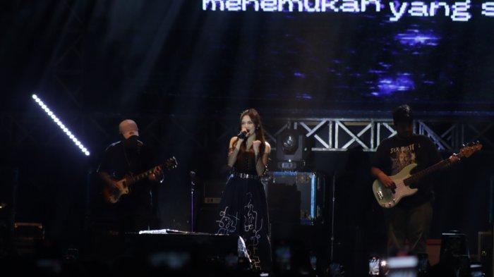 Potret Artis Mahalini Tampil Dalam Konser Musik di Pohon Kasih Megamas ...