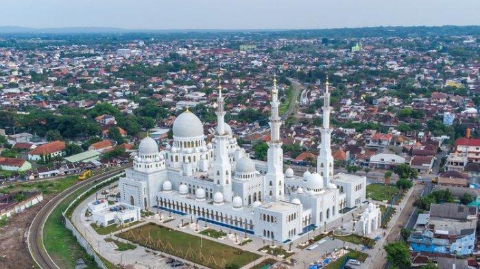 Penampakan Interior Masjid Raya Sheikh Zayed Solo, Masjid yang Biaya ...
