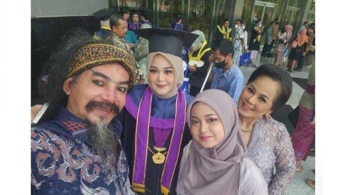 Sosok Master Limbat Pesulap Sangar yang Kini Bahagia, Anak Gadisnya Baru Diwisuda Lulusan ...