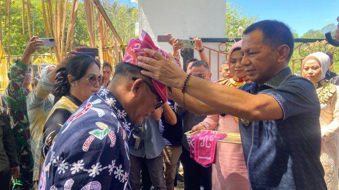 Yulius Komaling Jalan 500 Meter, Sapa Warga Bolmong di Jalan Raya ...