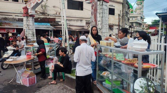 Buka Puasa, Masyarakat Berburu Takjil di Kampung Arab Manado Sulawesi Utara - Tribunmanado.co.id