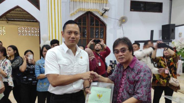 Menteri ATR BPN Agus Yudhoyono Serahkan Sertifikat Gratis ke Gereja dan Warga di Manado ...