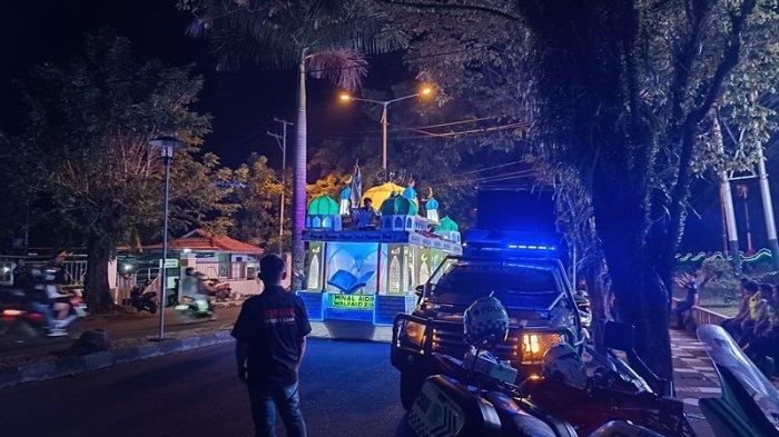 8 Mobil Hias Ramaikan Pawai Malam Takbiran di Manado Sulawesi Utara ...