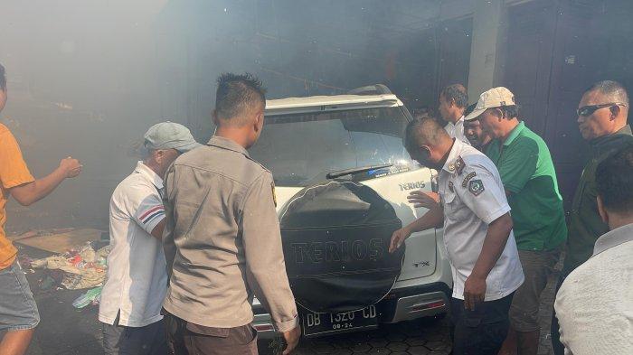 Sebuah Mobil Nyaris Dilalap Api saat Peristiwa Kebakaran Pasar Girian ...