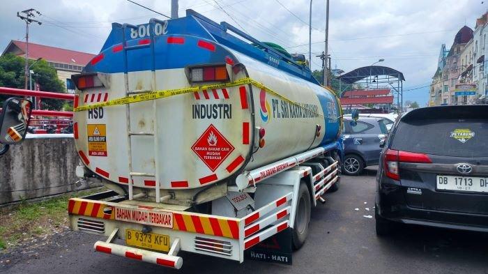 BREAKING NEWS : Mobil Tanki Berisi 8000 Liter Solar Subsidi Babuk ...