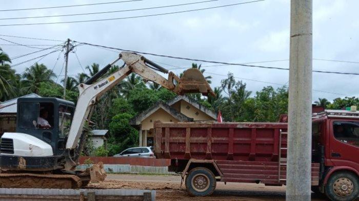 JRBM Turunkan Alat Berat Bantu Warga Bersihkan Drainase Jalan dan Normalisasi Sungai di Bolmong ...