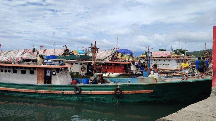 Cuaca Ekstrem, Pajeko Terparkir di Dermaga Tumumpa Manado Sulawesi ...