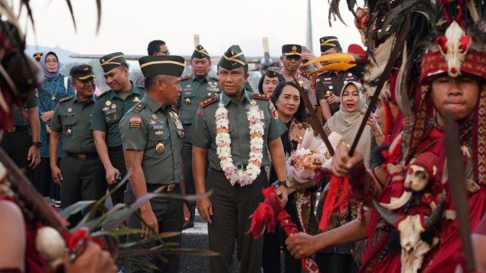 Pangdam XIII/Merdeka Mayjen TNI Legowo WR Jatmiko Tiba di Manado ...