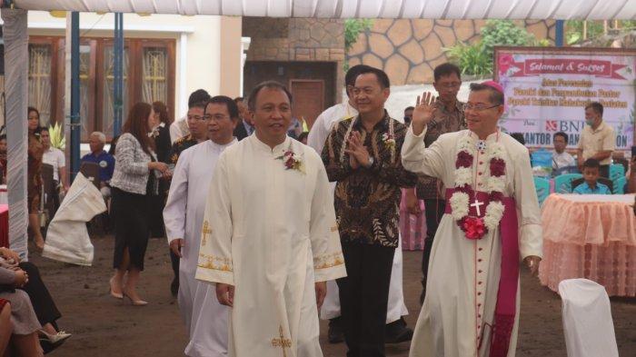 Wali Kota Tomohon Hadiri Peresmian Paroki dan Penyambutan Pastor Paroki Trinitas MahaKudus ...