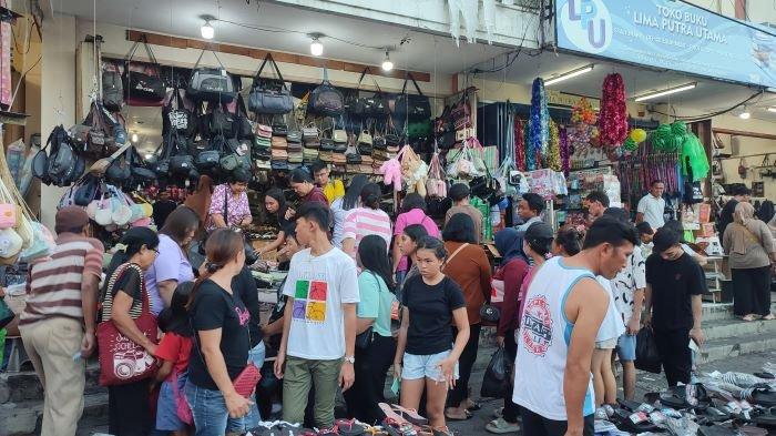 H-4 Natal, Pasar 45 Manado Sulawesi Utara Banjir Pengunjung Berburu ...