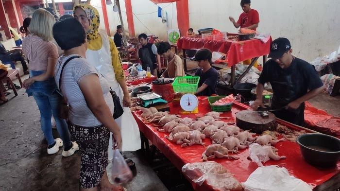 Harga Daging Ayam di Pasar Bersehati Manado Mendadak Naik Drastis ...