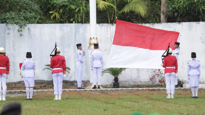 Diguyur Hujan, Paskibraka Sitaro Sukses Kibarkan Bendera Merah Putih di Upacara HUT ke-78 RI ...
