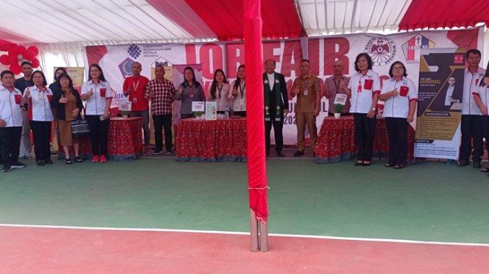 Kepala Disnaker Mariam Rau, Buka Job Fair di SMK Kristen 1 Tomohon ...