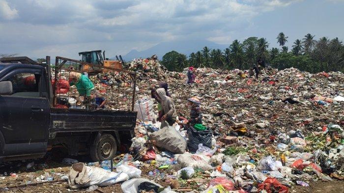 Api Padam, Pemulung di TPA Sumompo Manado Sulawesi Utara Kembali ...