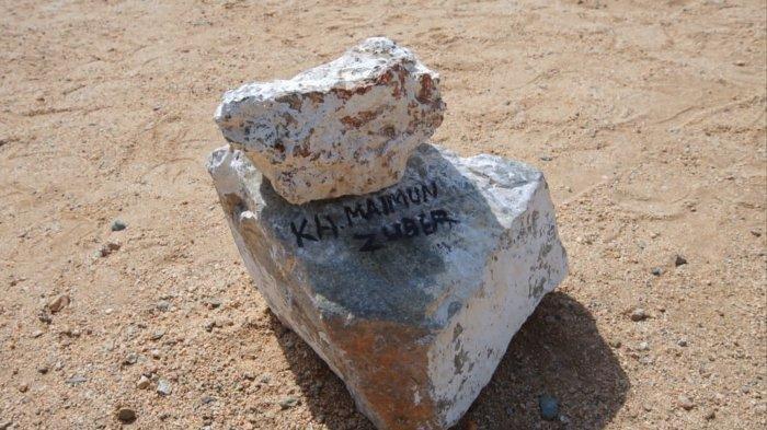 POTRET Makam KH Maimoen Zubair di Maqbarah Jannat Al Ma'la, Ditandai ...