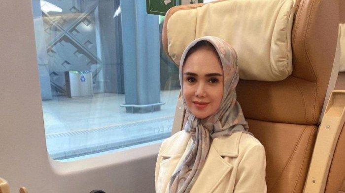 Penampilan Yuni Shara Saat Jalankan Ibadah Umrah Tuai Pujian, Kakak Krisdayanti Tampil Berhijab ...