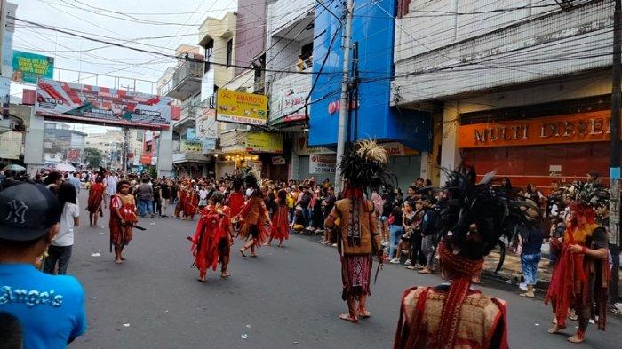 Potret Penari Kabasaran Jadi Pengawal Rombongan Thang Sin saat Perayaan ...