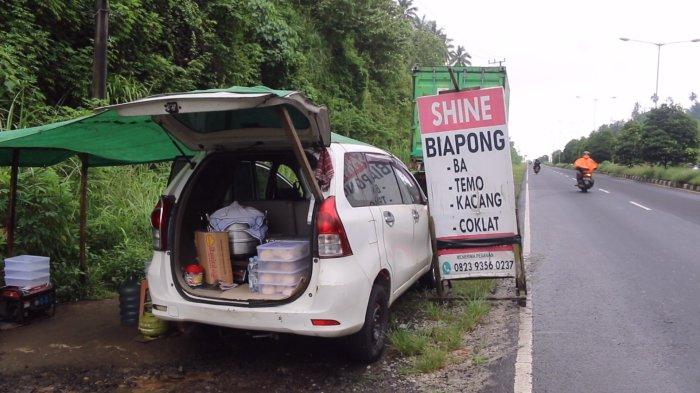 Potret Penjual Biapong di Pinggir Jalan Ring Road Dua Maumbi Sulawesi ...